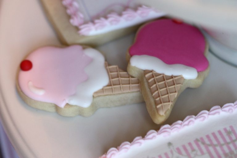decorated ice cream cone cookies | Sweetopia