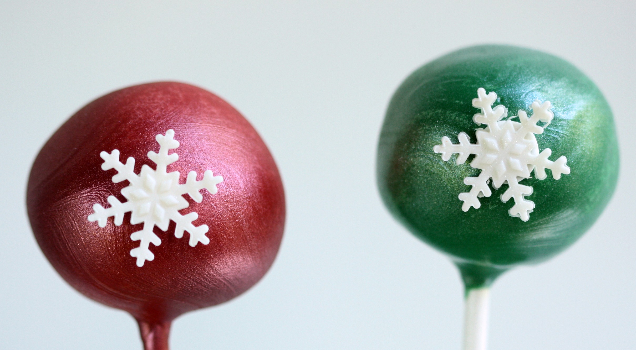 Edible Lustre Spray Shiny Christmas Cake Pops by Sweetopia | Sweetopia