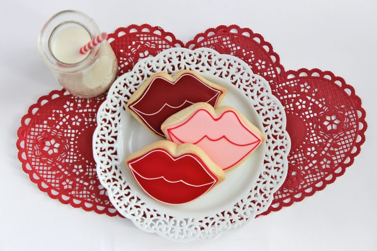 Outlining and Filling Cookies with Royal Icing {Video} | Sweetopia