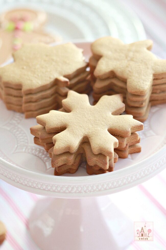 (Video & Recipe) How to Make Gingerbread Cut-Out Cookies & Decorate ...