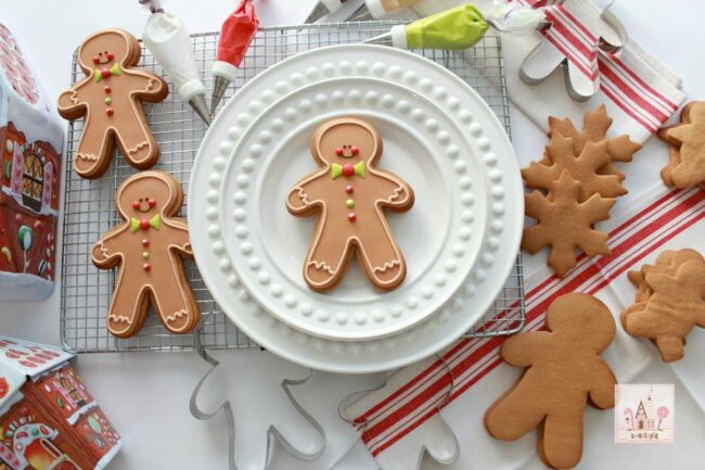 (Video & Recipe) How to Make Gingerbread Cut-Out Cookies & Decorate ...