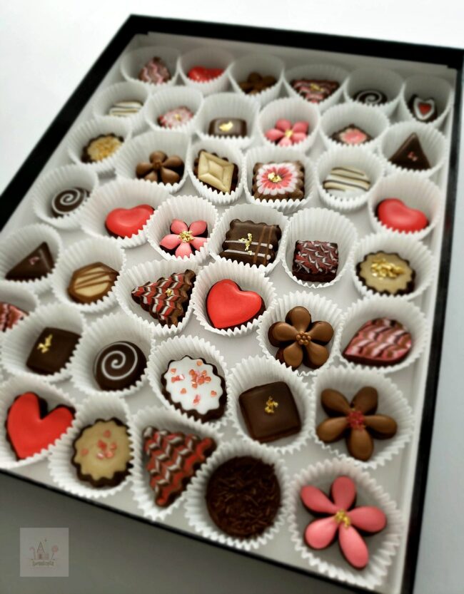 (Video) Simple Valentine Box of Chocolates Decorated Cookies