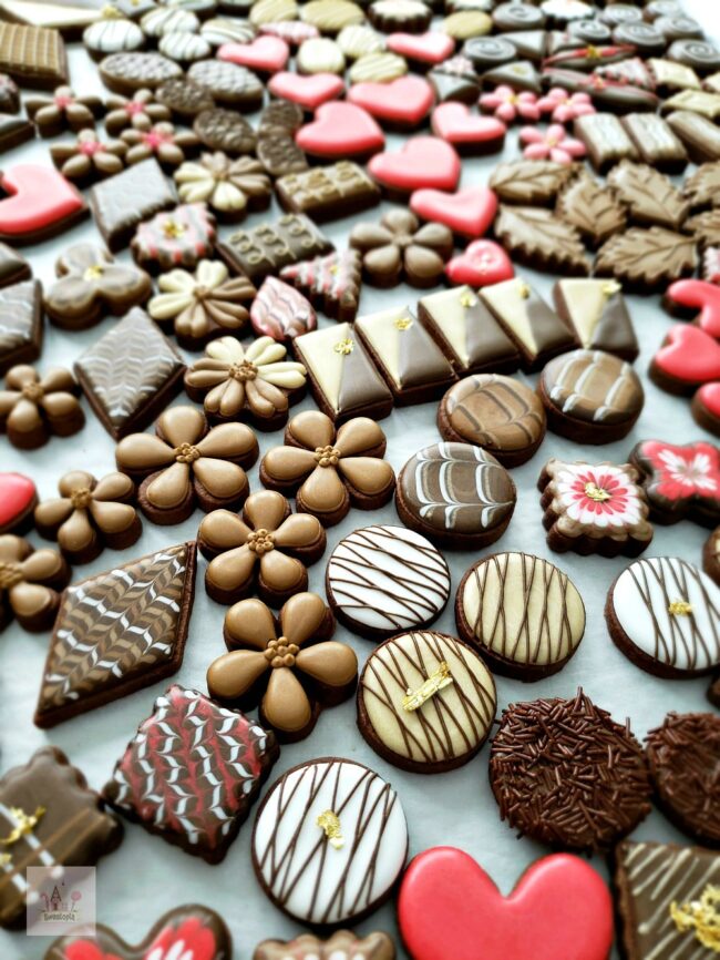 (Video) Simple Valentine Box of Chocolates Decorated Cookies