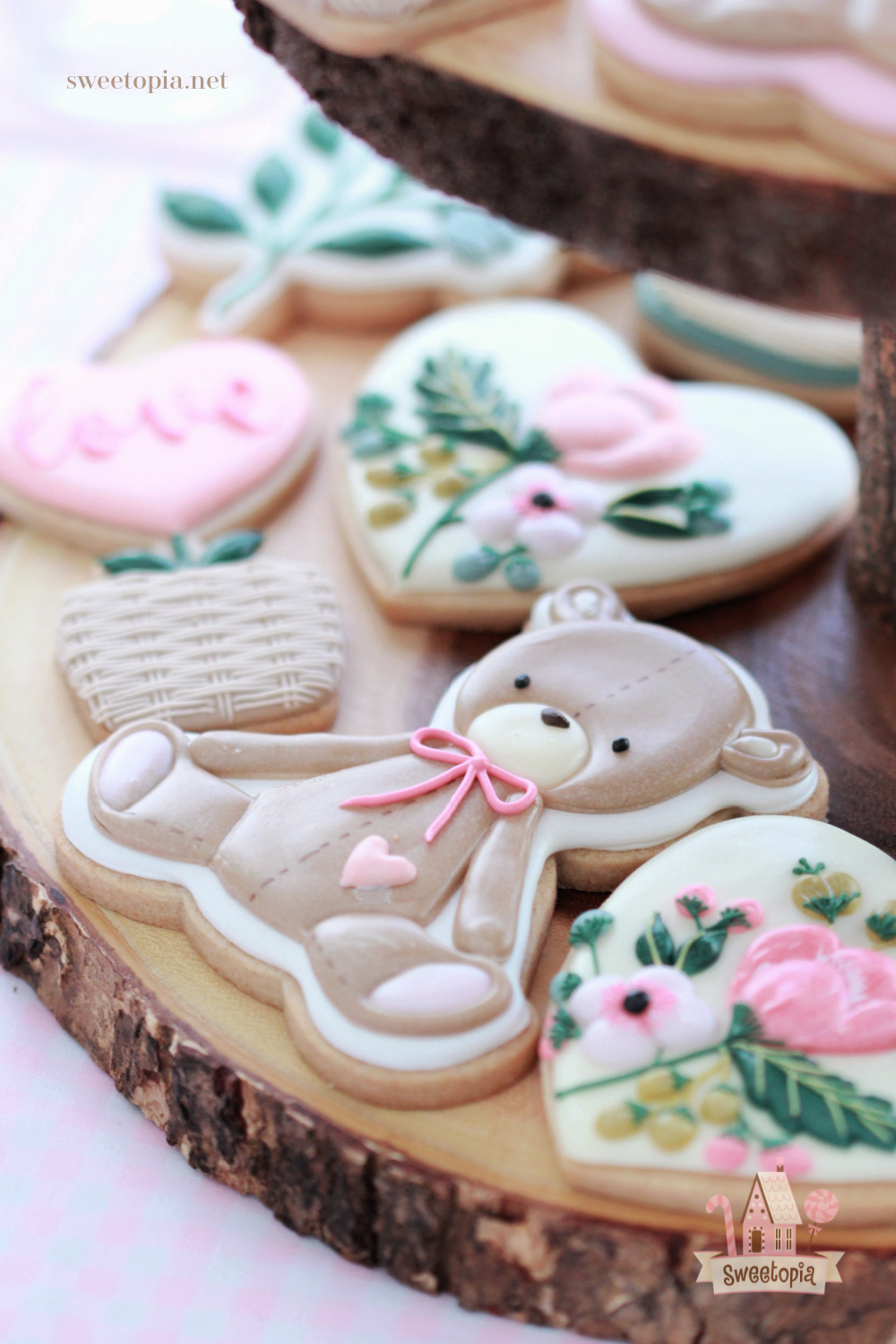 Video – Teddy Bear and Floral Cookies Decorated with Royal Icing