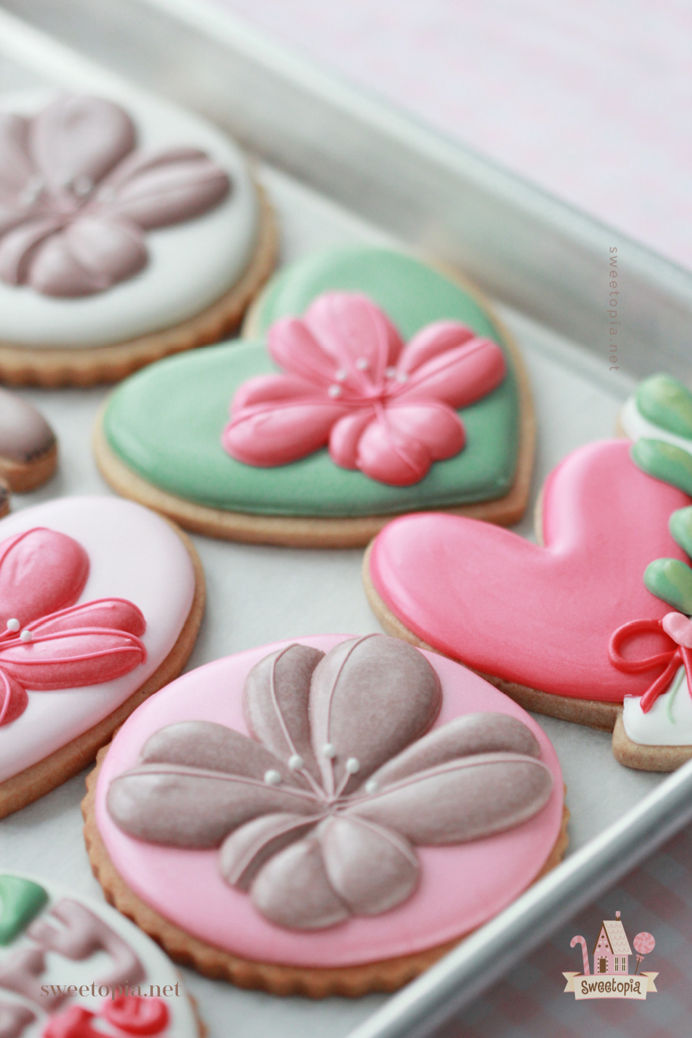 floral-cookies-decorated-with-royal-icing
